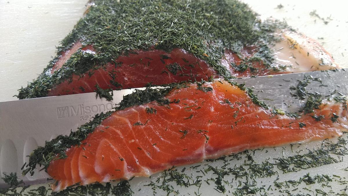 富士山グラブラックス (スモークサーモントラウト) スライス 80g x 3パック (約240g) 冷凍 マリネ 虹鱒 ニジマス すそのブランド認定品 / 静岡県裾野市 | セゾンのふるさと納税